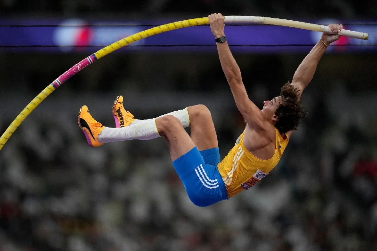 Armand Duplantis rompe su propio récord en salto con garrocha por 14ava vez