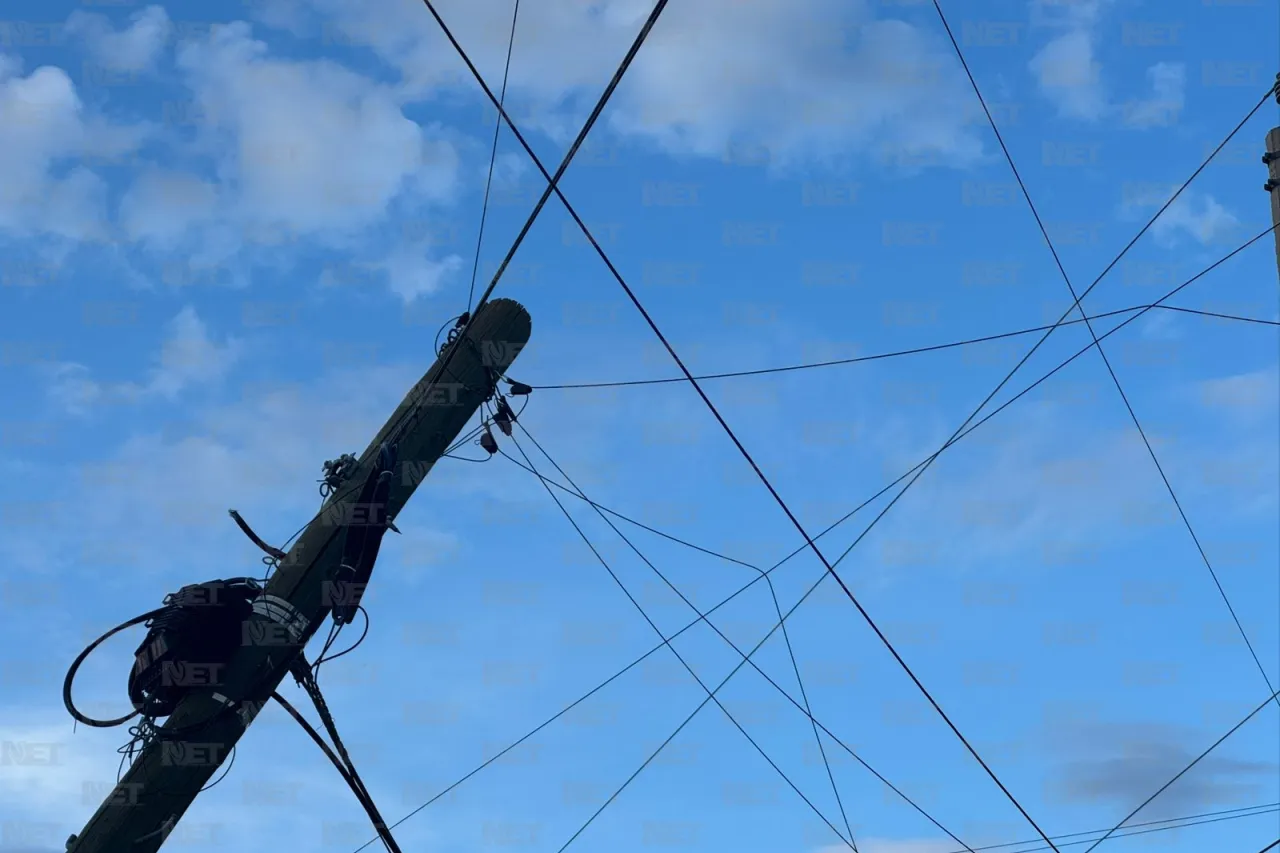 Poste de Telmex a punto de caer en Pradera de los Oasis 2