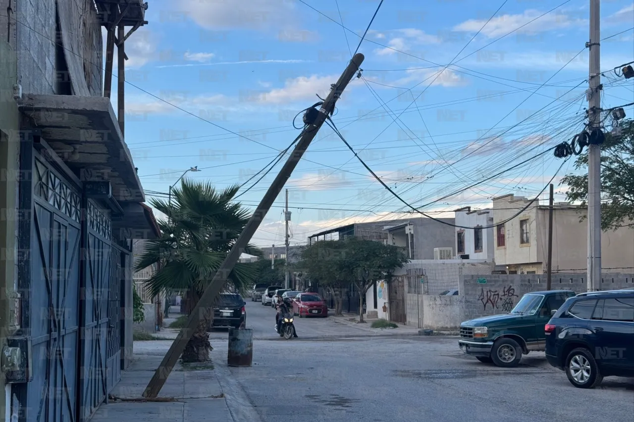 Poste de Telmex a punto de caer en Pradera de los Oasis 2
