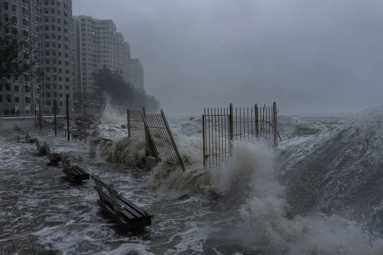 Ragasa, tifón de 240 km/h y olas gigantes azota sur de China y Hong Kong