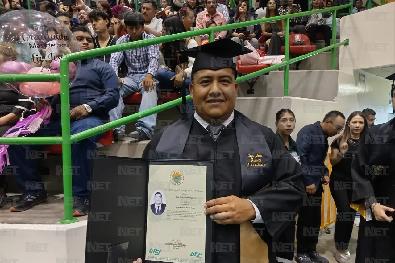 Graduandos de la UTCJ reciben su título universitario
