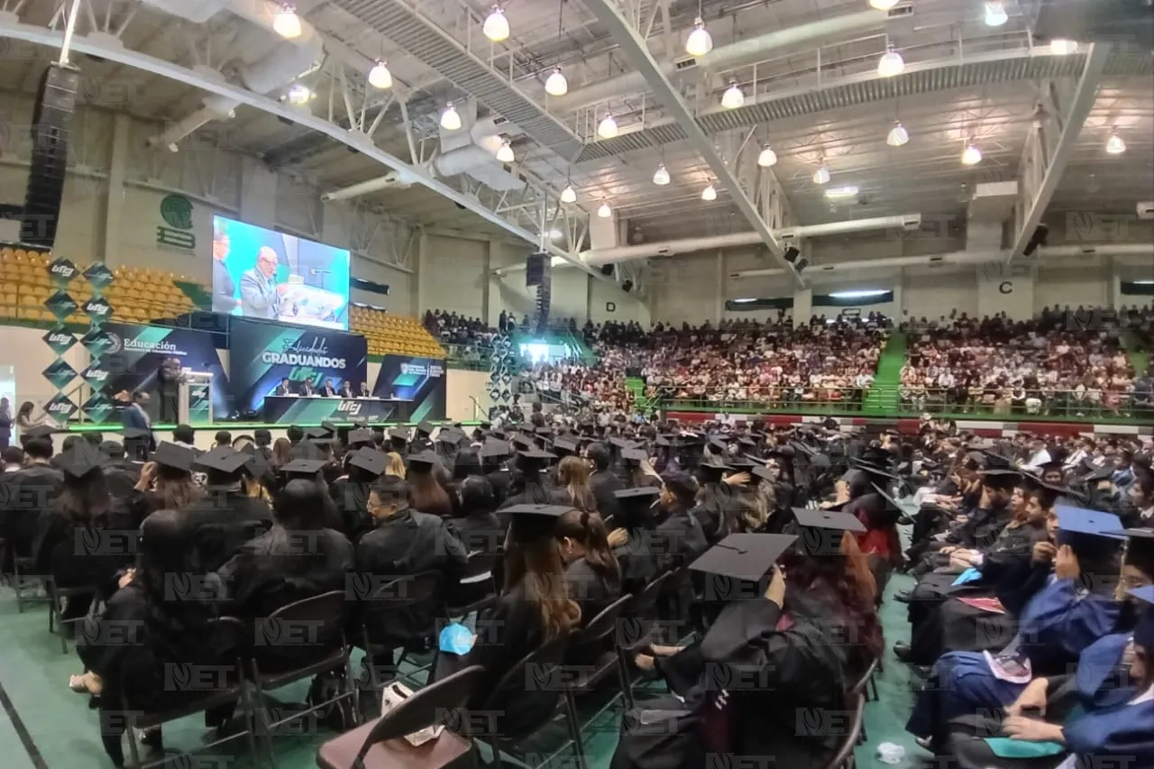 Reciben su título universitario 942 graduandos de la UTCJ