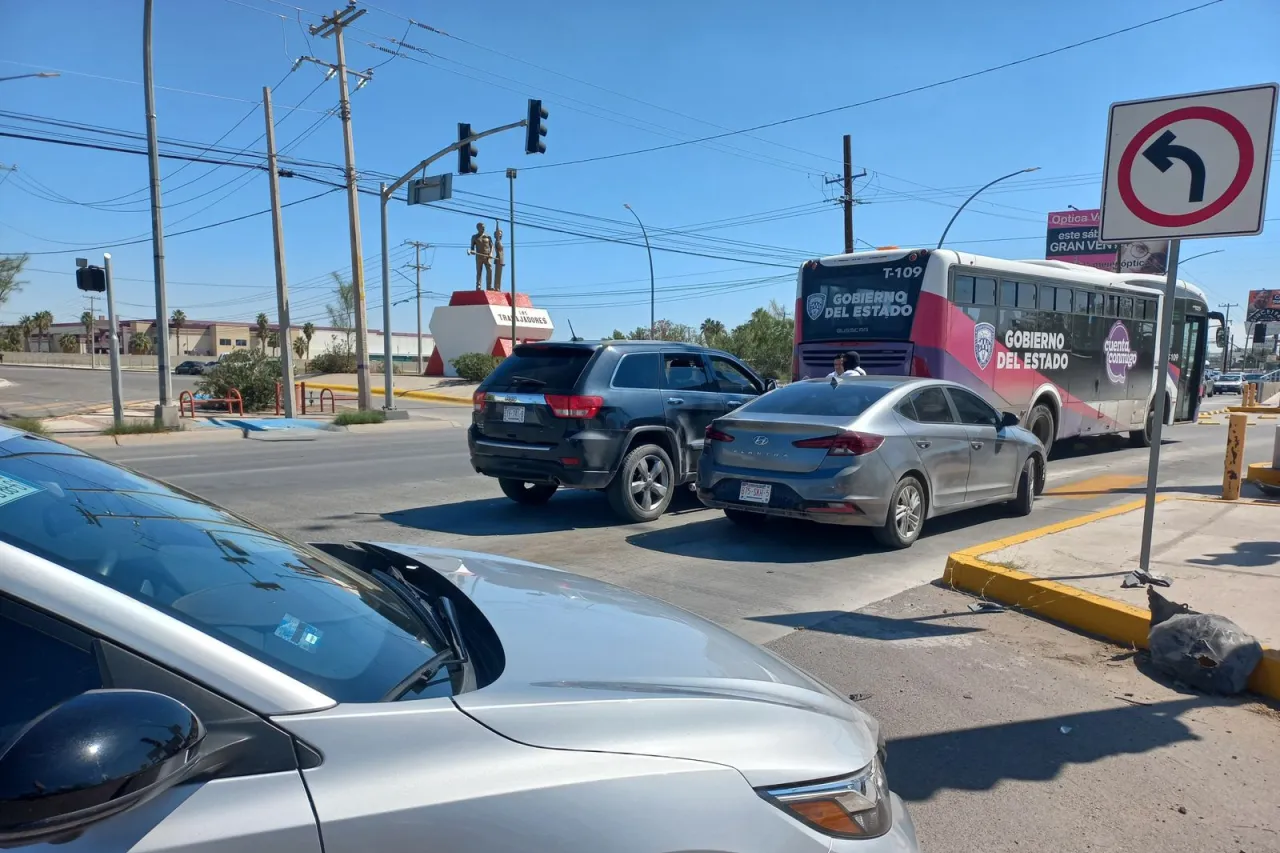 Chocan camión del Juárez Bus y Nissan Sentra en la Tecnológico