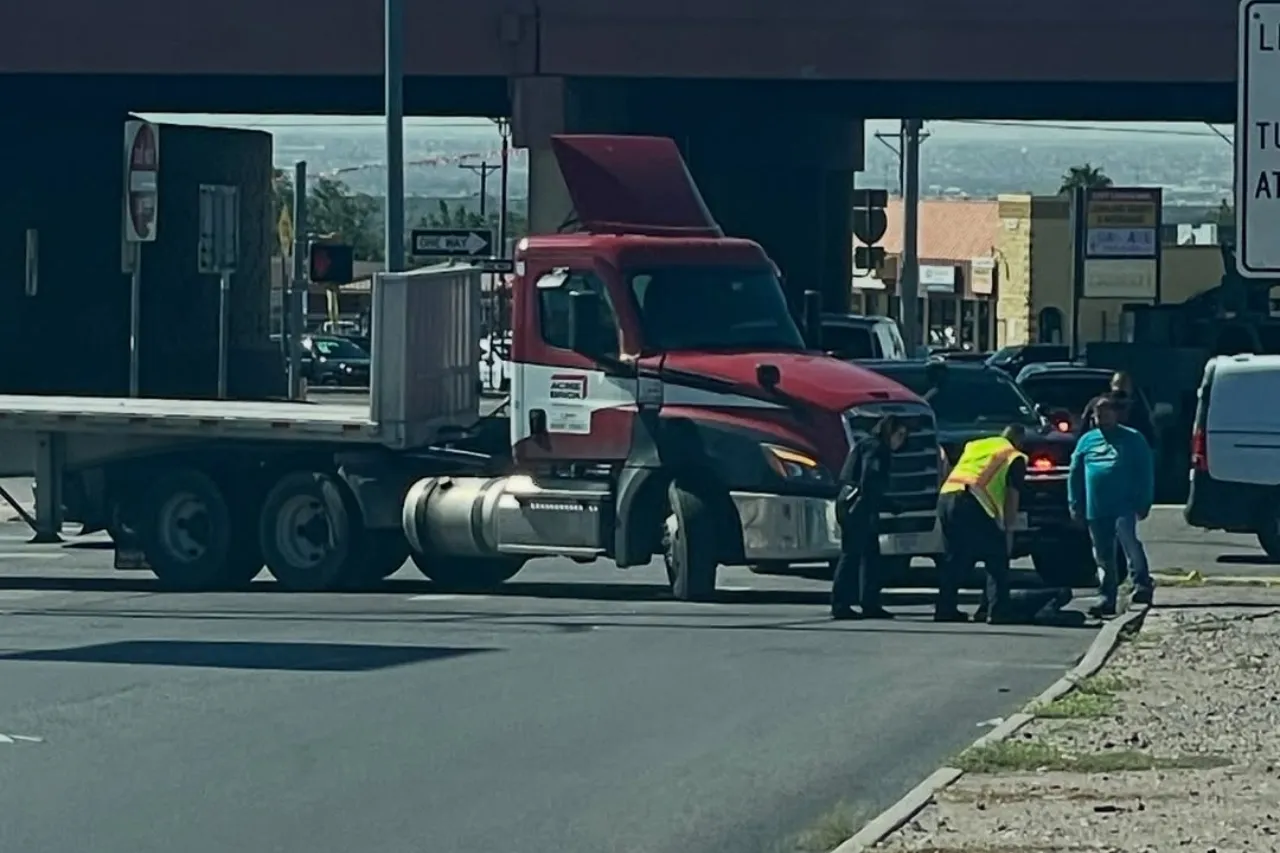 El Paso: Tráiler impacta a un peatón