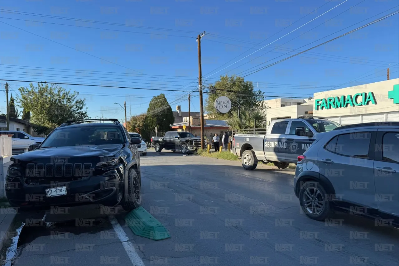 Jeep se pasa el alto y choca contra Silverado en José Borunda
