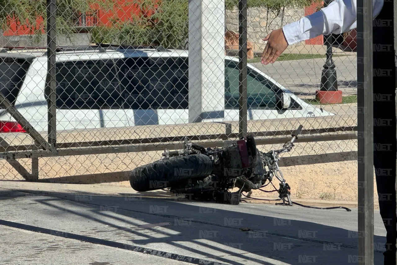 Muere motociclista al chocar contra tráiler en la Teófilo Borunda