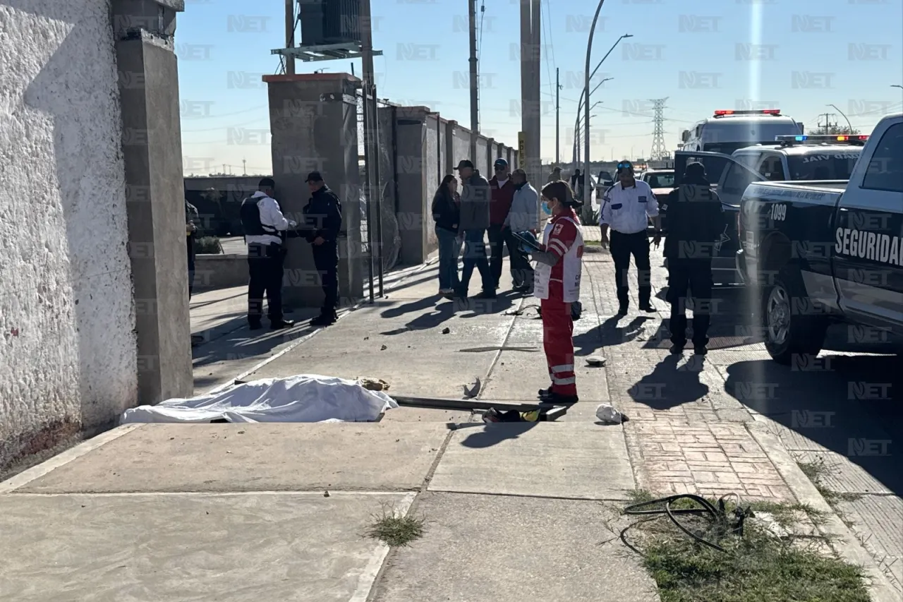 Muere motociclista al chocar contra tráiler en la Teófilo Borunda