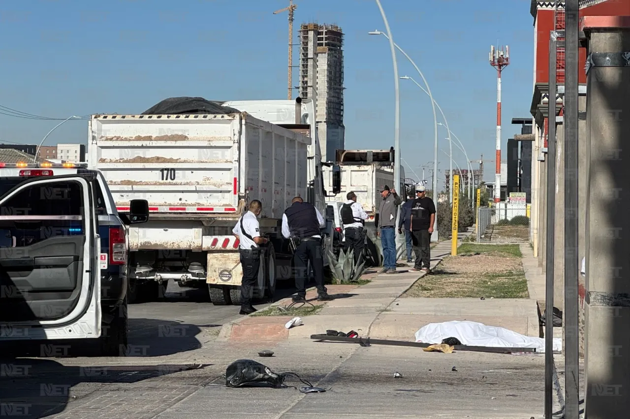 Muere motociclista al chocar contra tráiler en la Teófilo Borunda