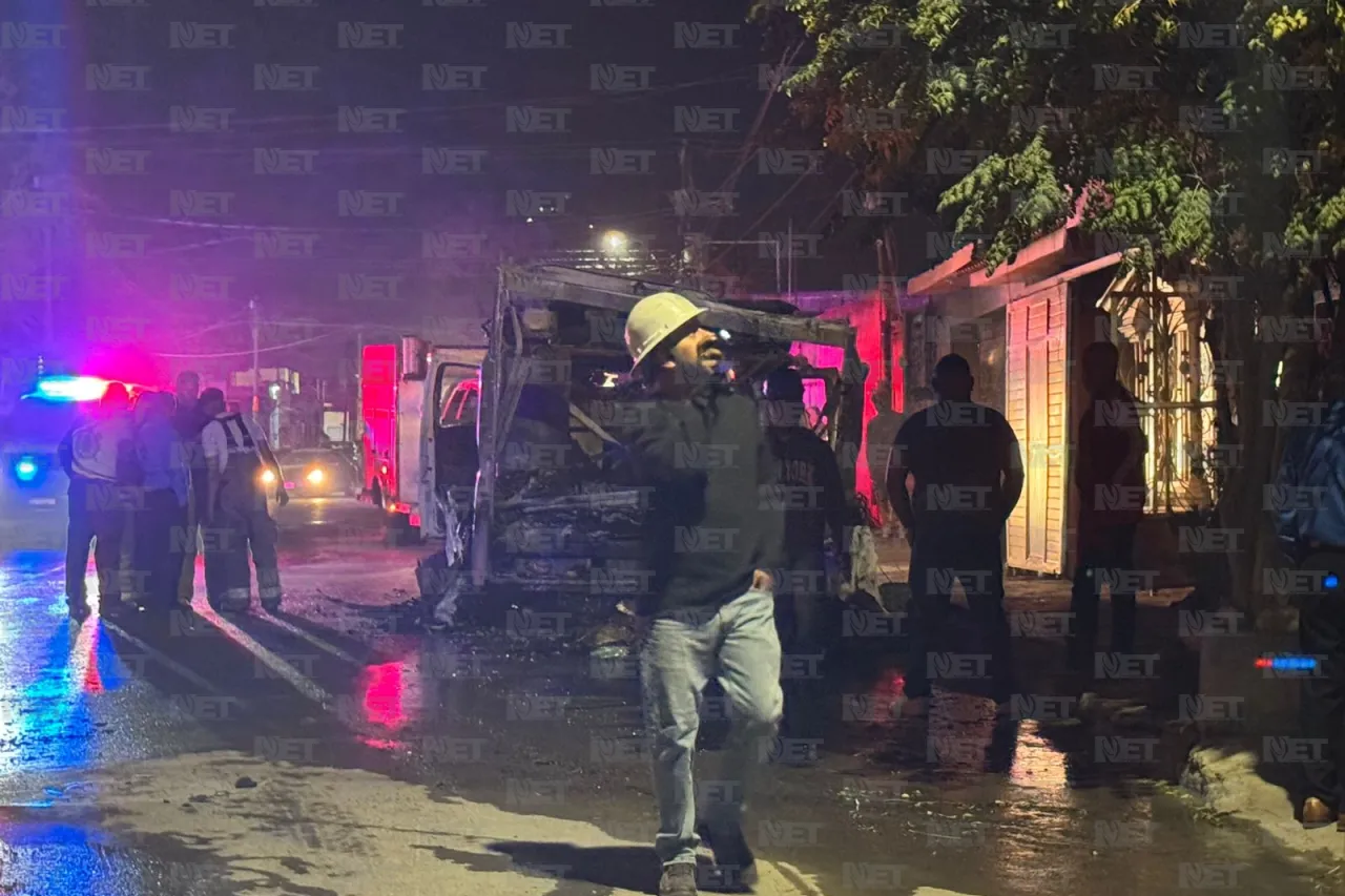 Corto circuito provoca incendio en camión de poliuretano