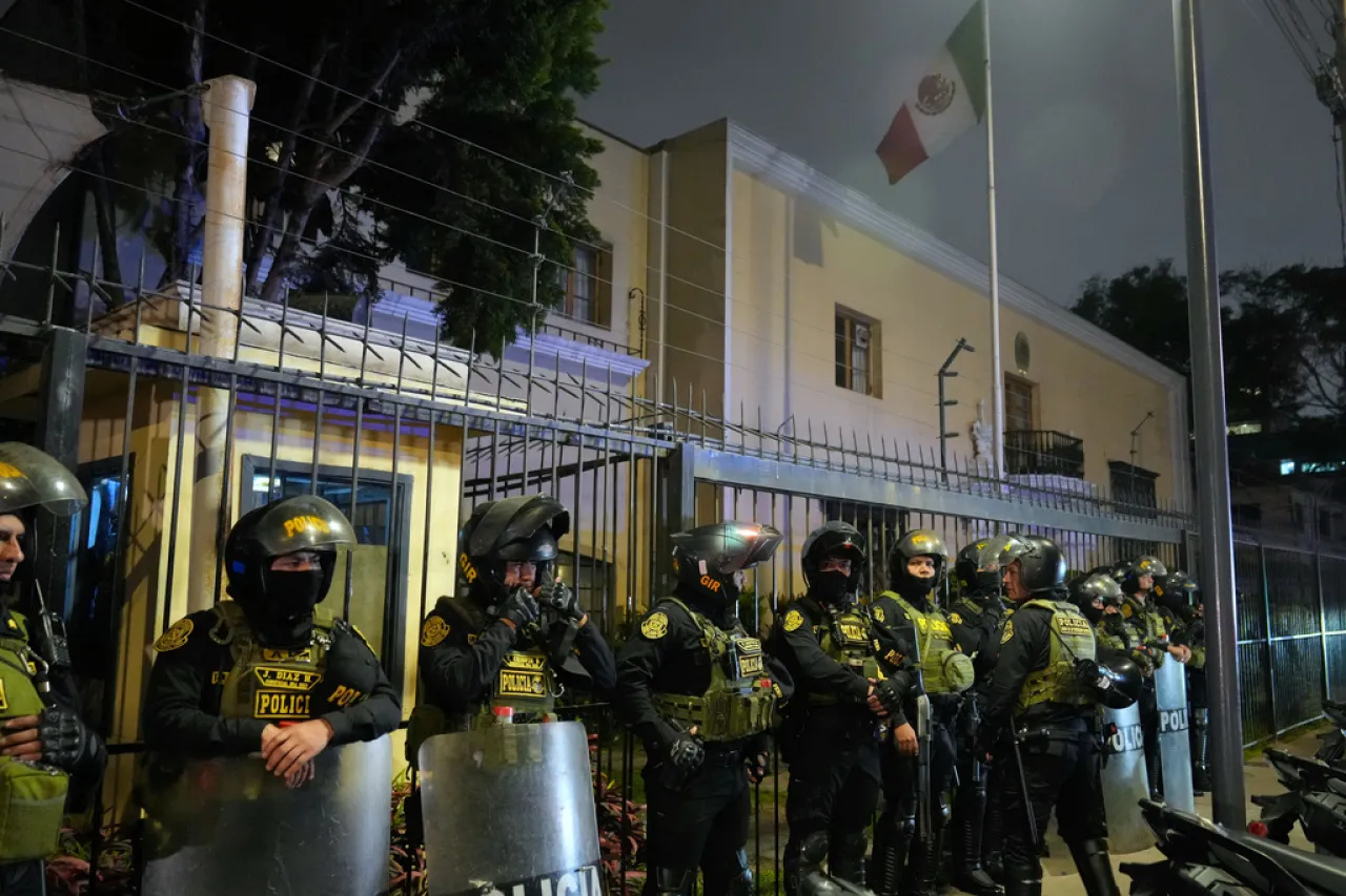 Refuerzan vigilancia en embajada de México en Perú por riesgo de fuga ...