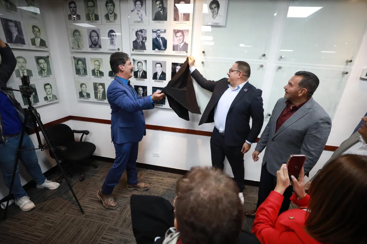 Reconocen trayectoria de Rogelio Ramos y Elizabeth Villalobos en Canaco