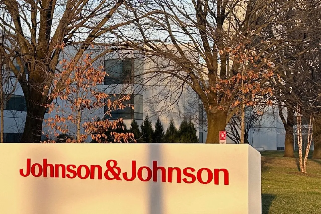 Johnson y Johnson deberá pagar 65 mdd a mujer con cáncer que uso su talco