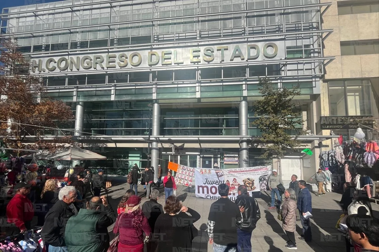 Se manifiestan jóvenes de Morena contra paquete presupuestal 2026