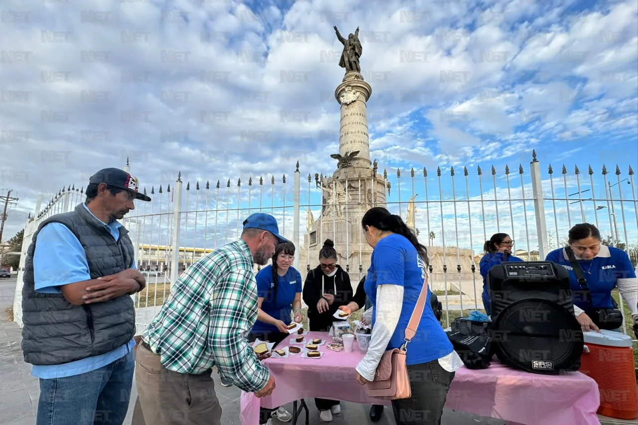 Reparten ropa y alimentos en El Monumento