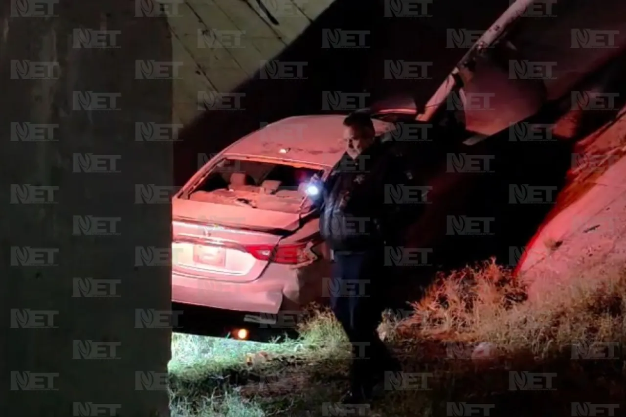Pierde el control e impacta muro en puente del 'Trébol'; conductor está ...