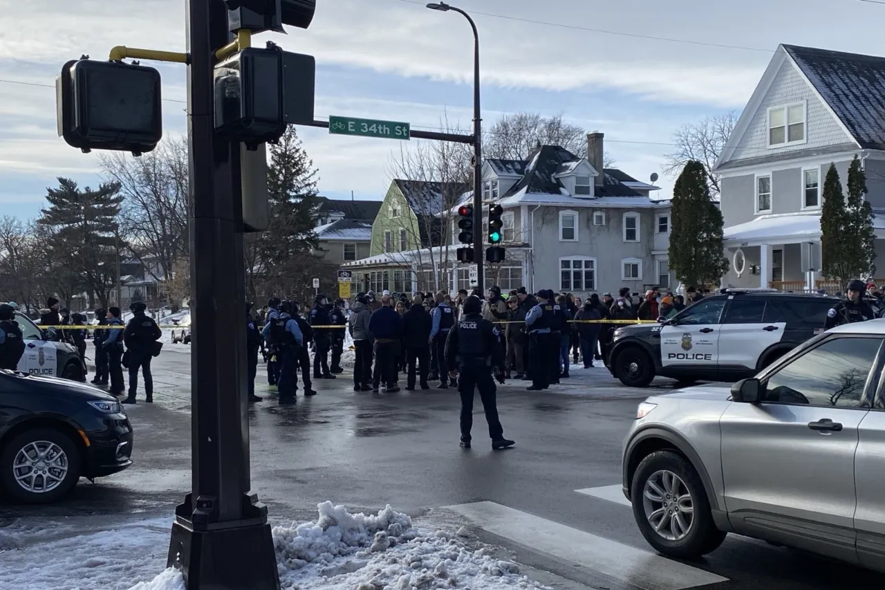 Agente del ICE mata a tiros a mujer durante redada migratoria en ...