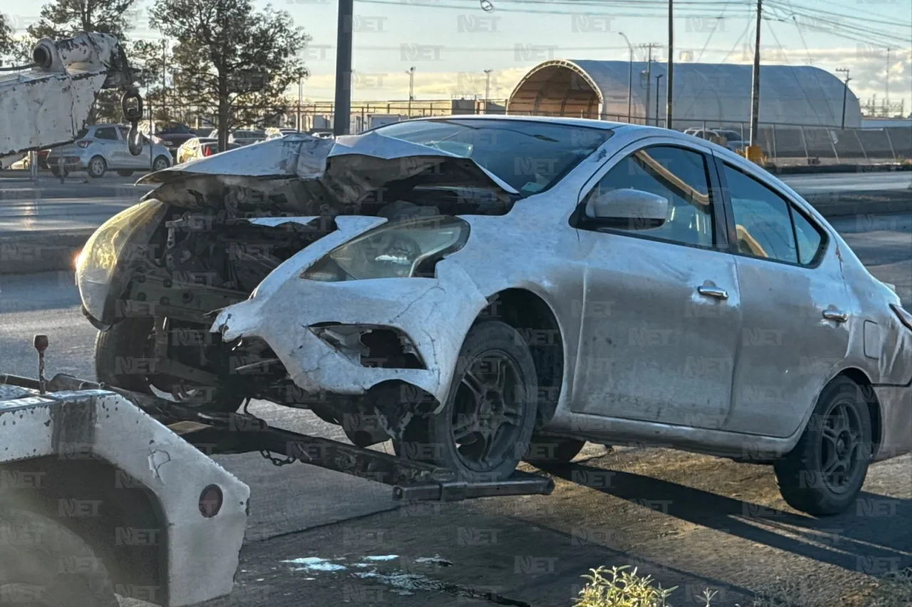 Choca contra estructura y abandona se vehículo en el Óscar Flores