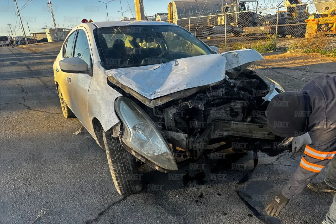 Choca contra estructura y abandona se vehículo en el Óscar Flores