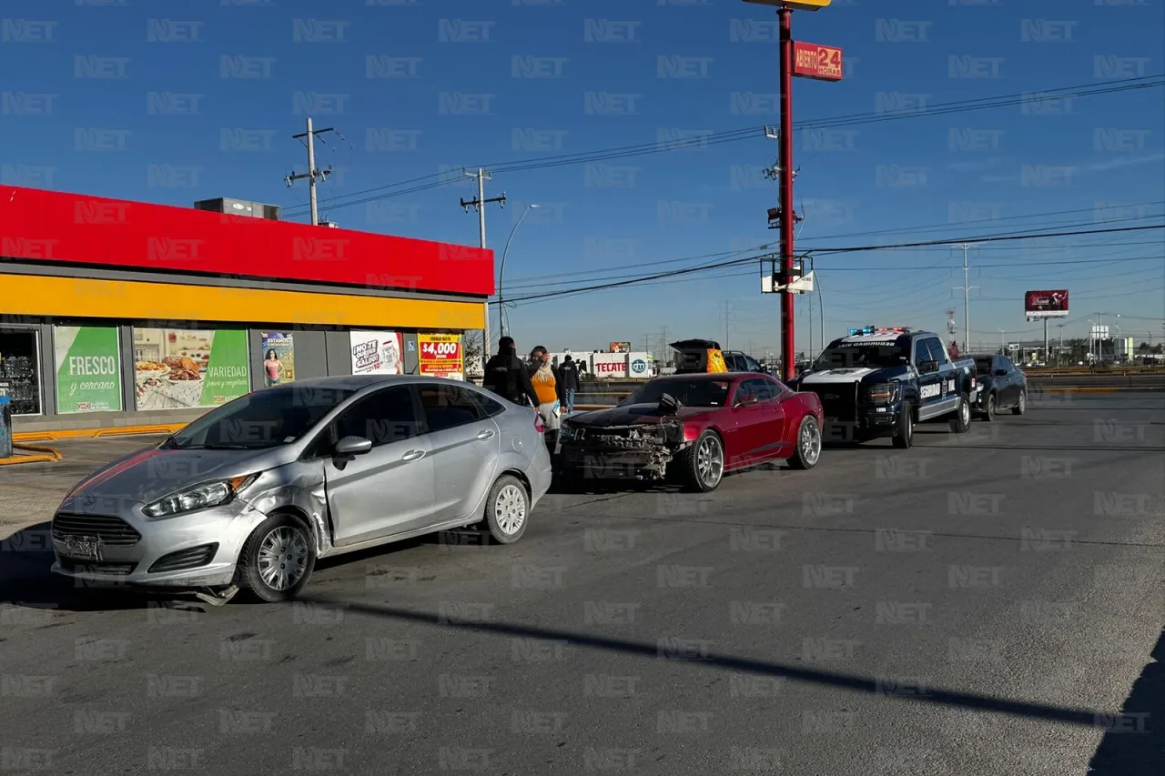 Conductora de plataforma impacta a Camaro en la Teófilo