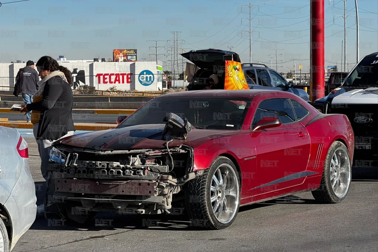 Conductora de plataforma impacta a Camaro en la Teófilo