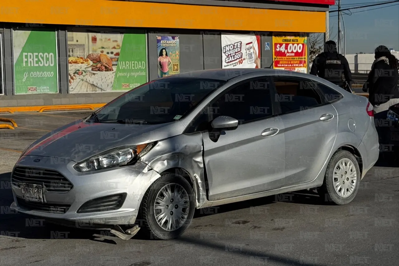 Conductora de plataforma impacta a Camaro en la Teófilo