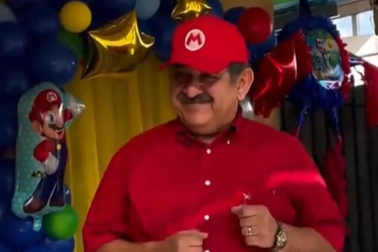 Cumpleaños de papá se vuelve viral al recrear universo de Mario Bros