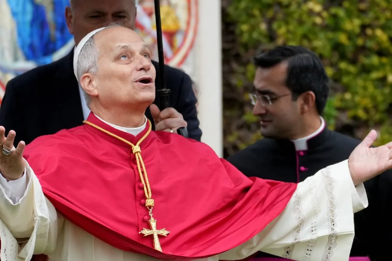 Recibe León XIV invitación para visitar Perú en evento del Vaticano