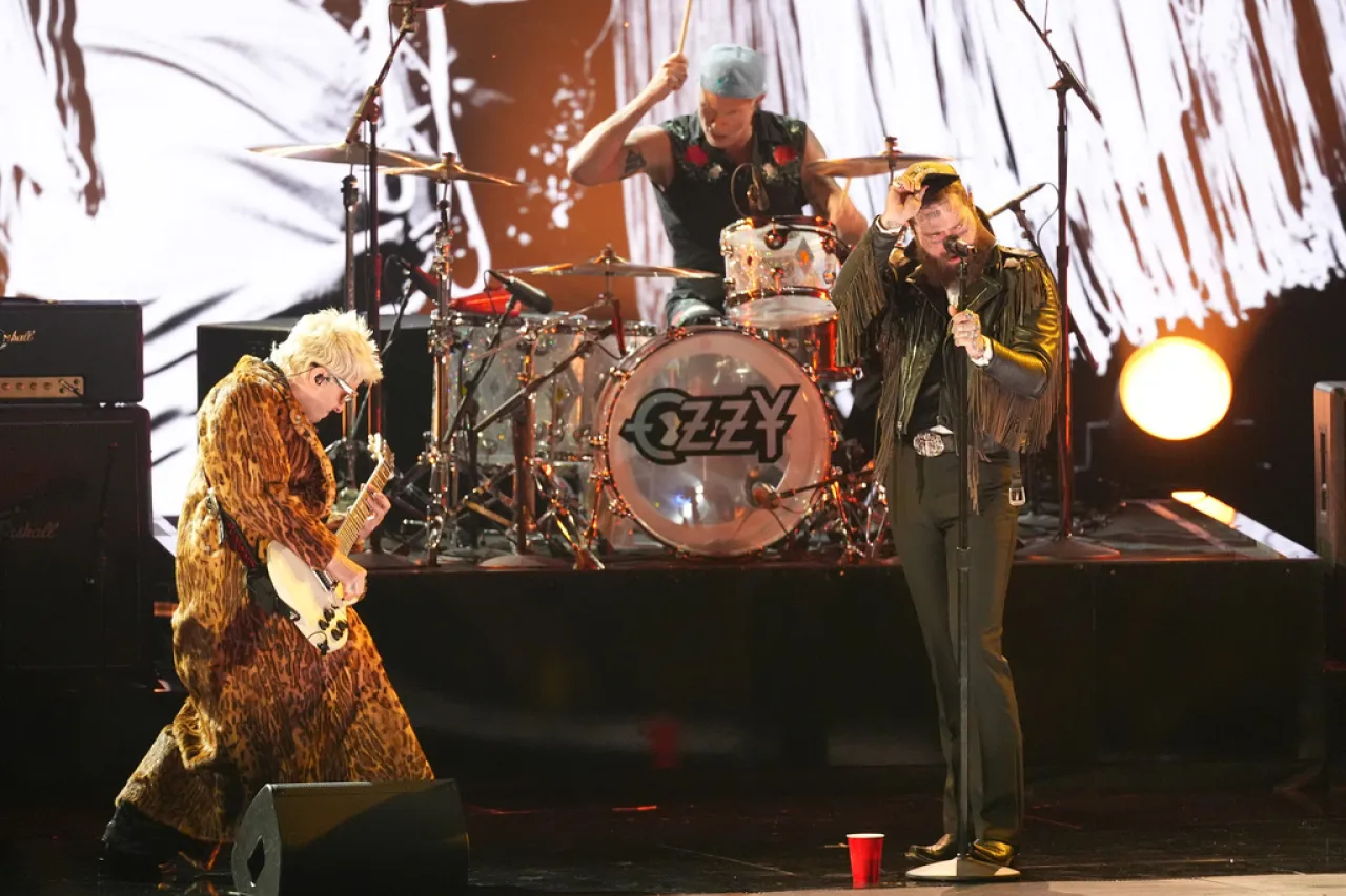 Momentos clave de los Grammy: Mars, Carpenter y un Bieber en boxer