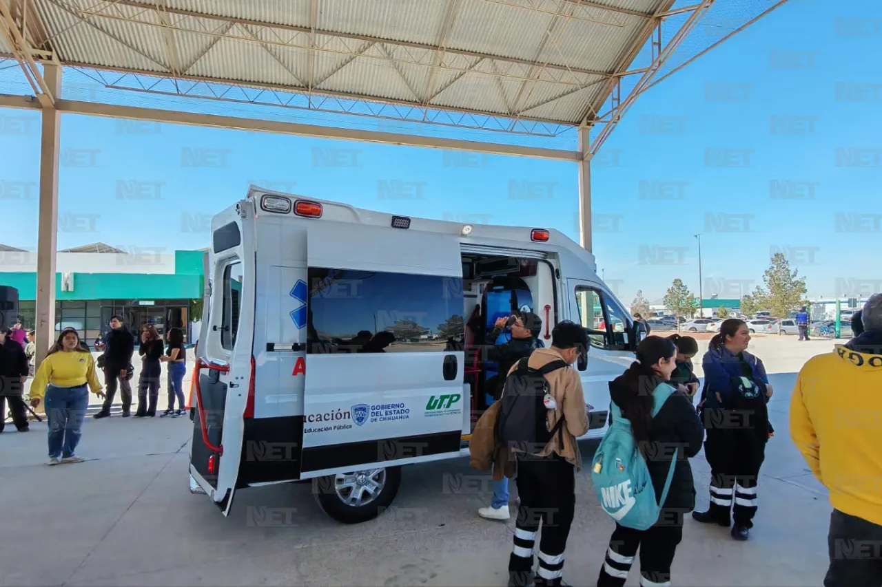 Entrega UTCJ nueva ambulancia a estudiantes de la carrera de Paramédico