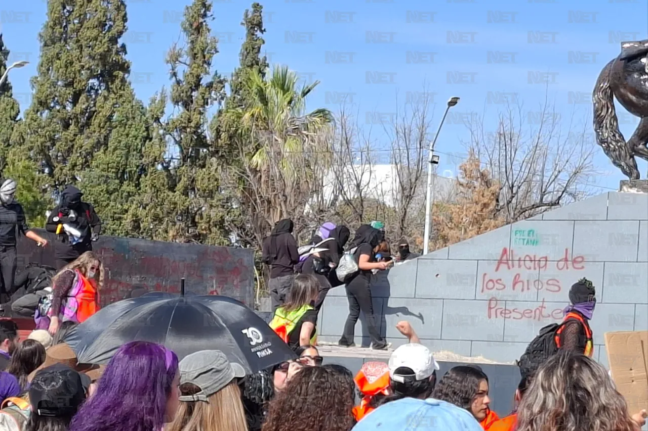 Inicia Bloque Negro iconoclasia contra estatua de Pancho Villa en ...