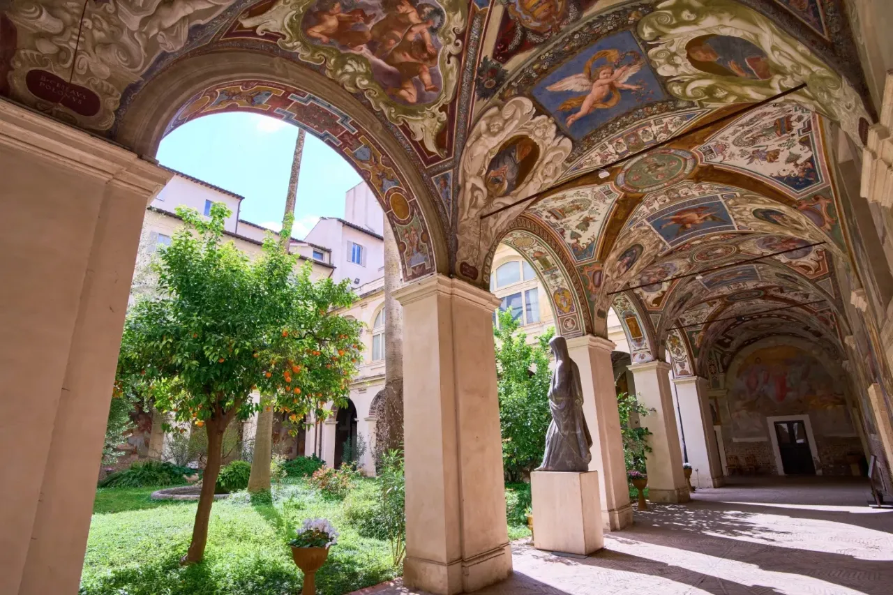 El claustro donde se juzgó a Galileo y se eligieron papas, escondido en ...